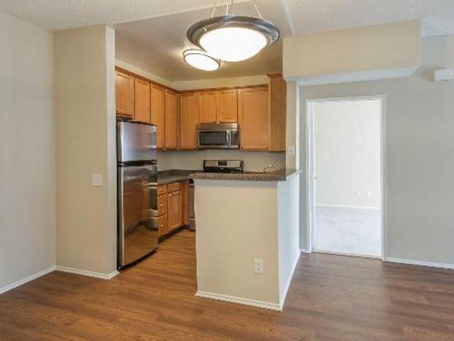 1 Br, 2 bath, Apartment 230 N Kenwood St