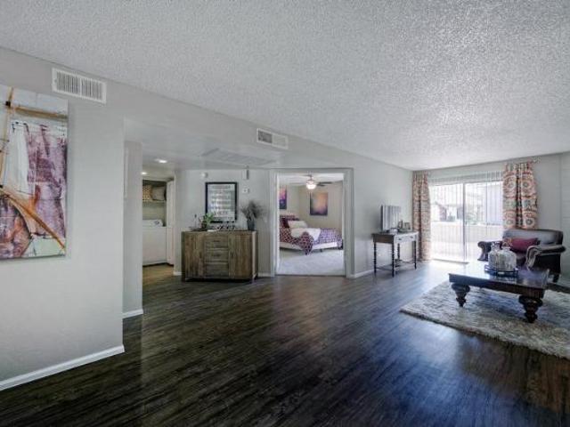 1 Br, 2 bath, Apartment 8820 W Bell Rd