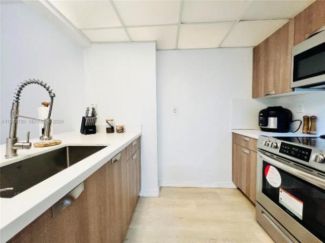 1 Br, 2 bath, Condo 540 Brickell Key Drive