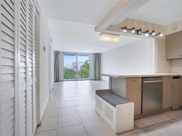 1 Br, 2 bath, Condo 6900 Bay Dr