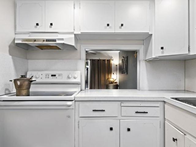 1 Br, 2 bath, Condo 899 SE 2nd Ave