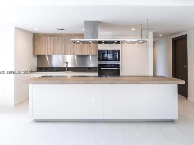 1 Br, 2 bath, Condo 1000 Brickell Plz