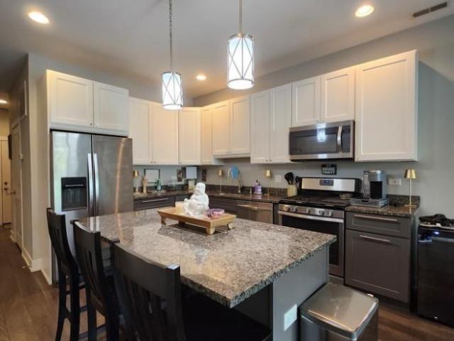 1 Br, 2 bath, Condo 1202 Waukegan Rd