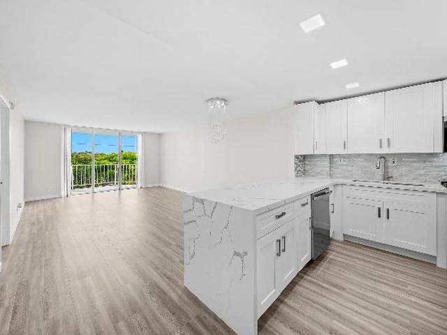 1 Br, 2 bath, Condo 16740 NE 9th Ave
