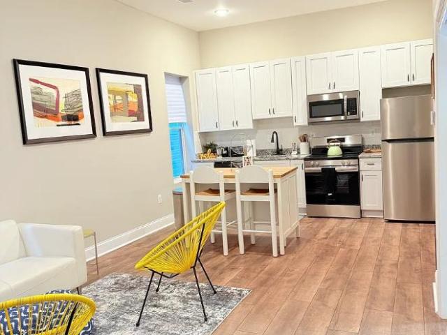 1 Br, 2 bath, Condo 3429 Chestnut Ave