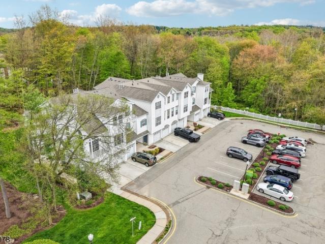 1 Caroline Foster Ct