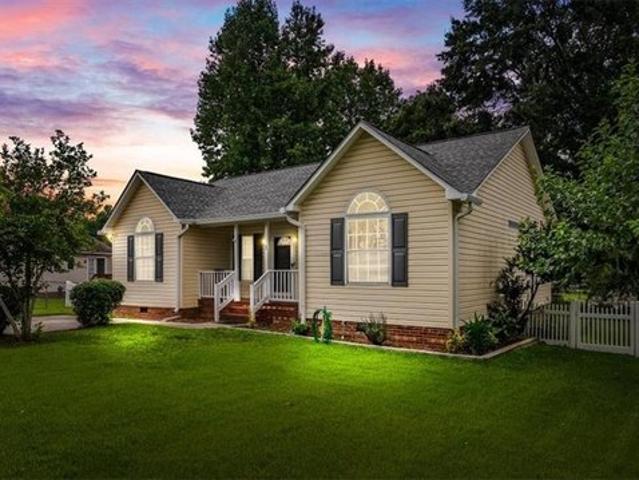 1 Cedar Branch Dr, Thomasville, NC 27360