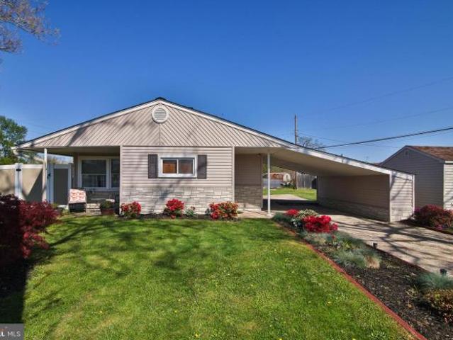 1 Dewberry Ln, Levittown, PA 19055