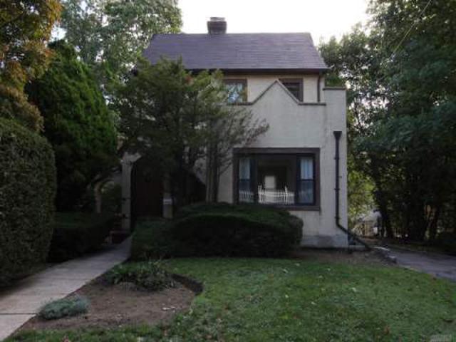 1 Devonshire Ln, Great Neck, NY 11023