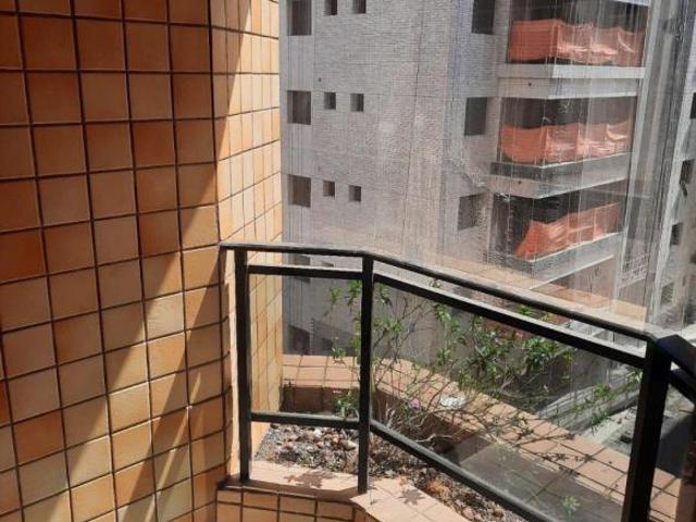 1 dormitório. Uma quadra da praia. Lazer, portaria, elevador