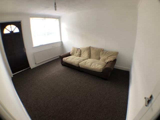 1 double & 1 single room available in 3 Bed House