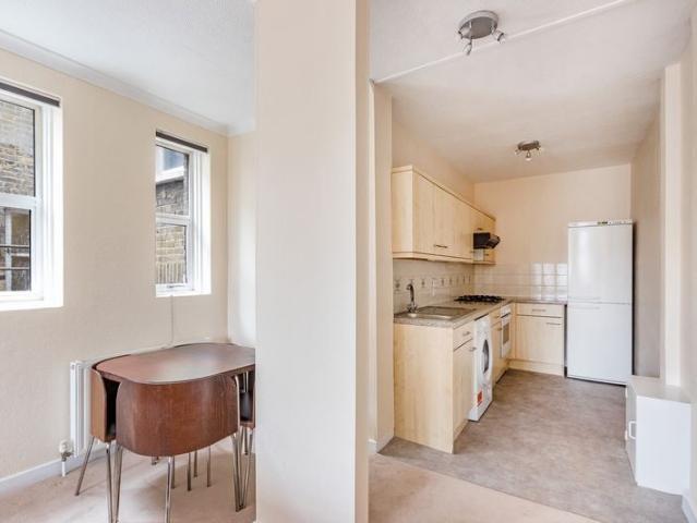 1 Double Bed 2nd floor flat v close to tube Zone 2