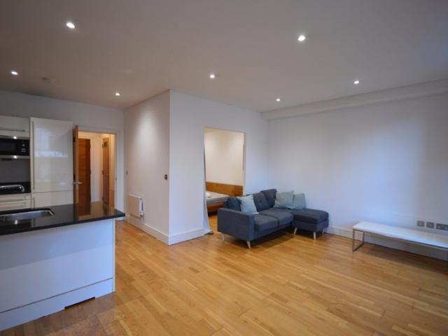 1 Double Bedroom Flat E14
