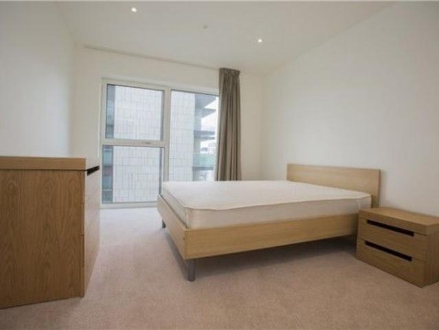 1 Double room ensuite room with shower and bath
