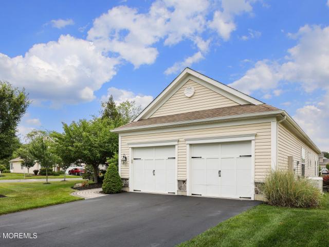 1 E Chatsworth Lane