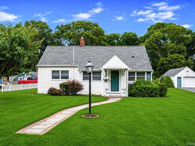 1 E Jackwill Rd, East Patchogue, NY 11772