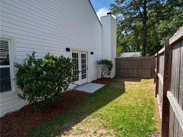 1 E White Hawthorne Drive
