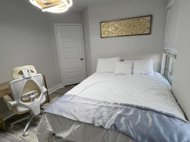 1 Elegant Room 4 Rent in LXRY Home 8 Minutes from