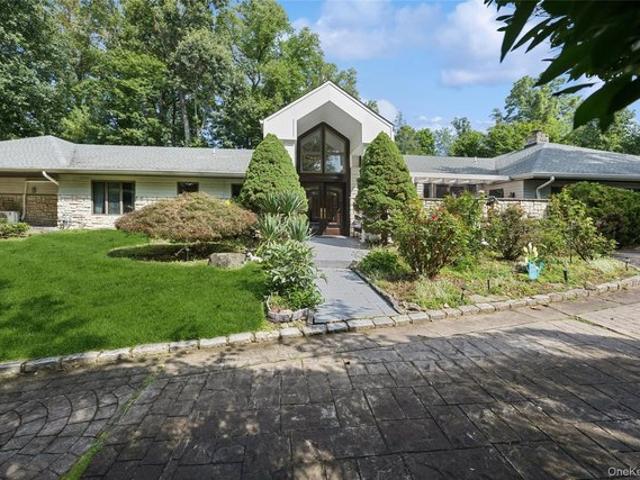 1 Engineers Rd, Roslyn, NY 11576
