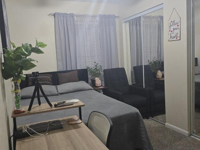 1 Furnished room in home