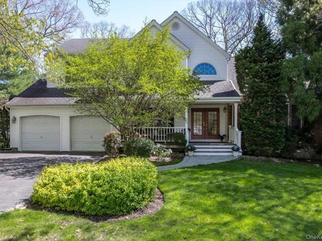 1 Fox Hollow Ct, Dix Hills, NY 11746