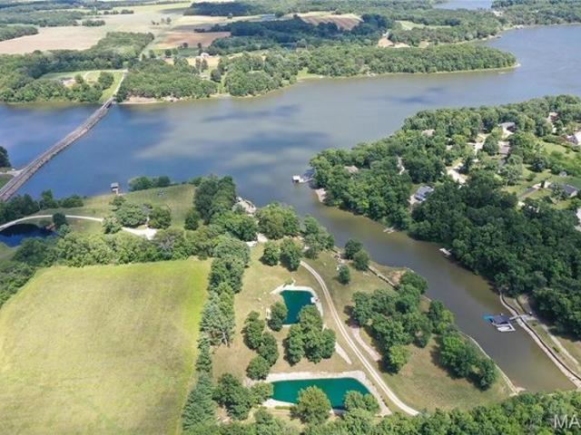 1 Fox Hollow Dr, Hillsboro, IL 62049