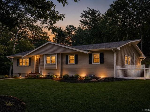 1 Gables Blvd, East Setauket, NY 11733