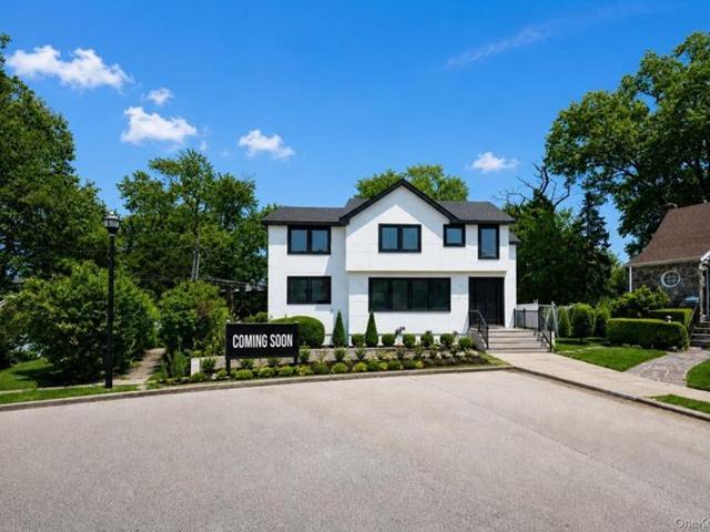 1 Garland Ln, Valley Stream, NY 11581