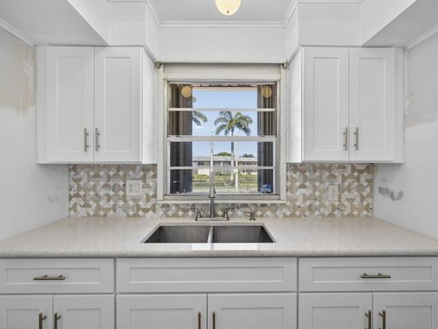 1 Golfs Edge Apt F, West Palm Beach, FL 33417