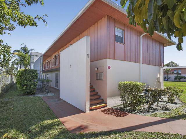 1 Golfs Edge, West Palm Beach, FL 33417 | MLS #R11167 | Compass