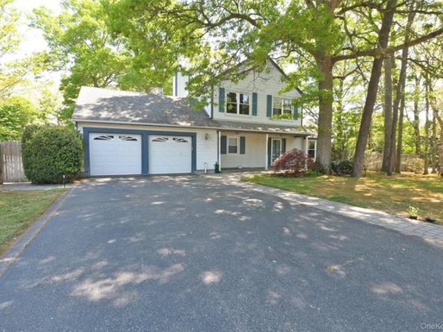 1 Gregg Ln, Coram, NY 11727