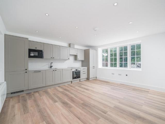 1 Hampton Court Road, Kingston upon. 2 bed flat to rent £2,550 pcm £588 pw