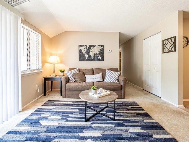 1 Hampshire Dr, Nashua, NH 03063