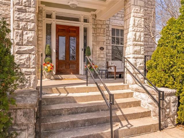 1 Hawthorne Place