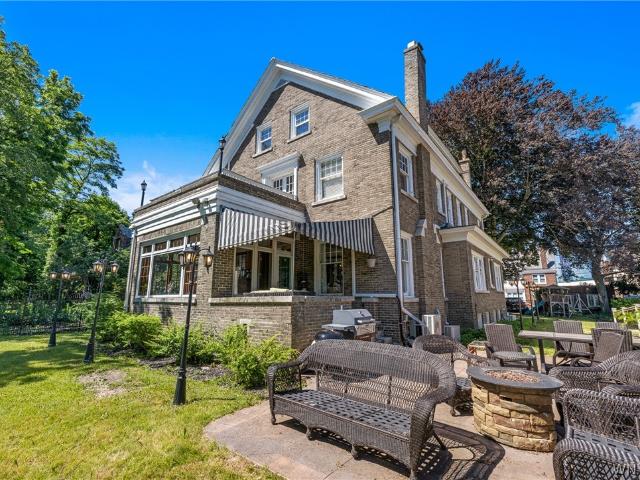 1 Hillcrest Street