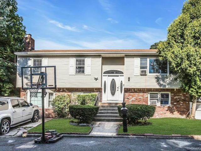 1 Karen Ct, Bayville, NY 11709