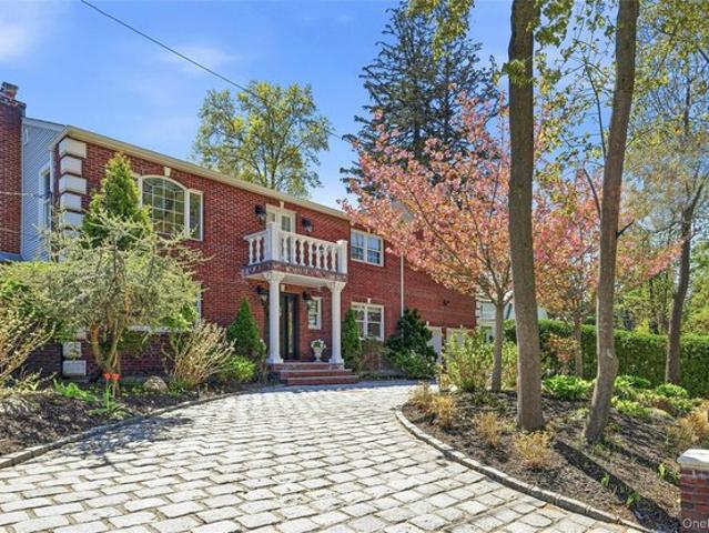 1 Kissam Ln, Glen Head, NY 11545