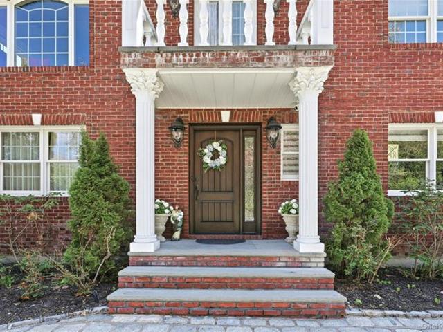 1 Kissam Ln, Glen Head, NY 11545