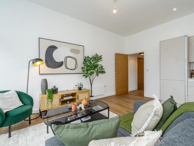 1 Lakeside Close Staines Upon Thames. 1 bed apartment to rent £1,650 pcm £381 pw