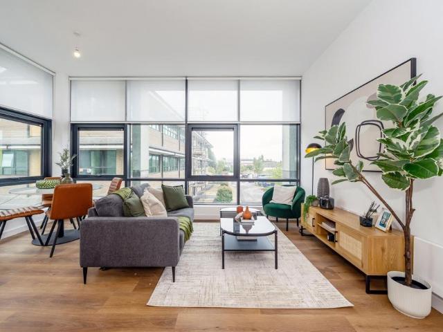 1 Lakeside Close Staines Upon Thames. 1 bed apartment to rent £1,650 pcm £381 pw