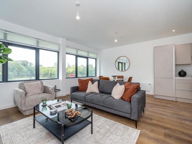 1 Lakeside Close Staines upon thames. 2 bed apartment to rent £1,650 pcm £381 pw