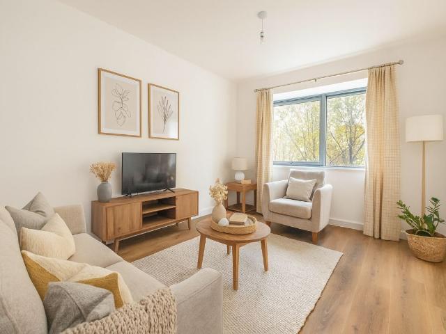 1 Lakeside West, Staines Upon Thames TW18, 1 bed flat to rent, £1,575 pcm | PrimeLocation