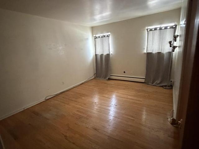 1 Large primary bedroom Available for a roommate