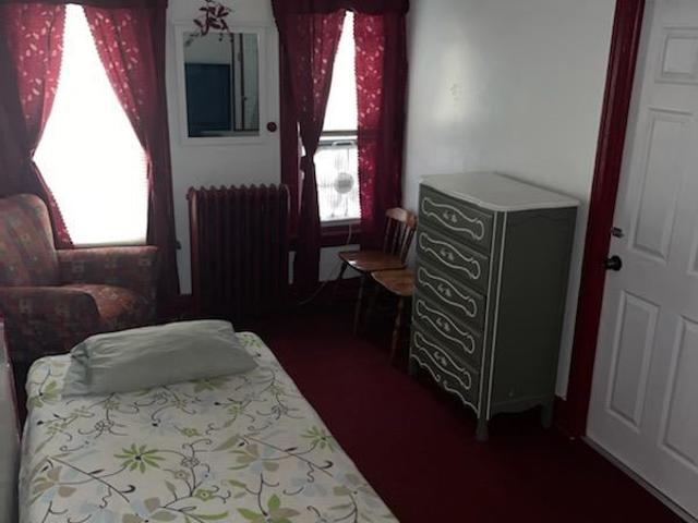 1 Large room 4 rent. Students preferred