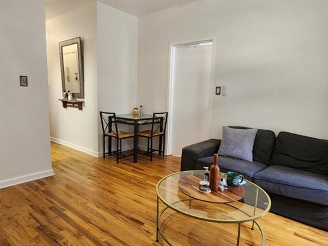 1 Lg Room in shared 2 Bdrm Apt. on Restaurant Row!