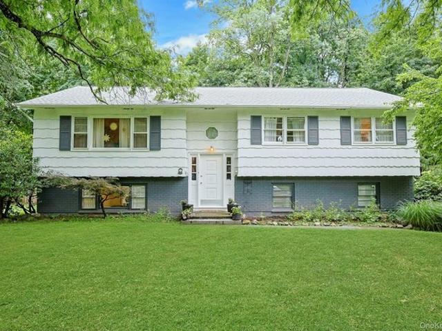 1 Long Meadow Dr, Monsey, NY 10952