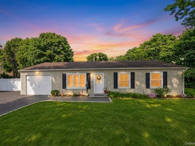 1 Lowell Rd, Sayville, NY 11782