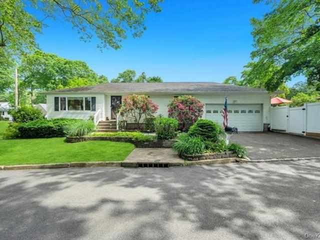 1 Pioneer Blvd, Huntington Station, NY 11746