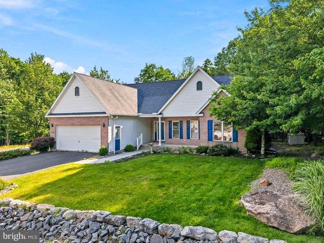 1 Pinewood Cir, Hazleton, PA 18202