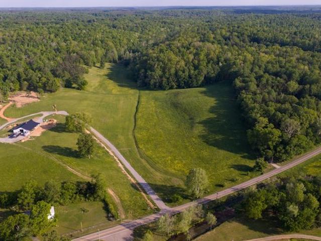 1 Pinewood Rd, Nunnelly, TN 37137